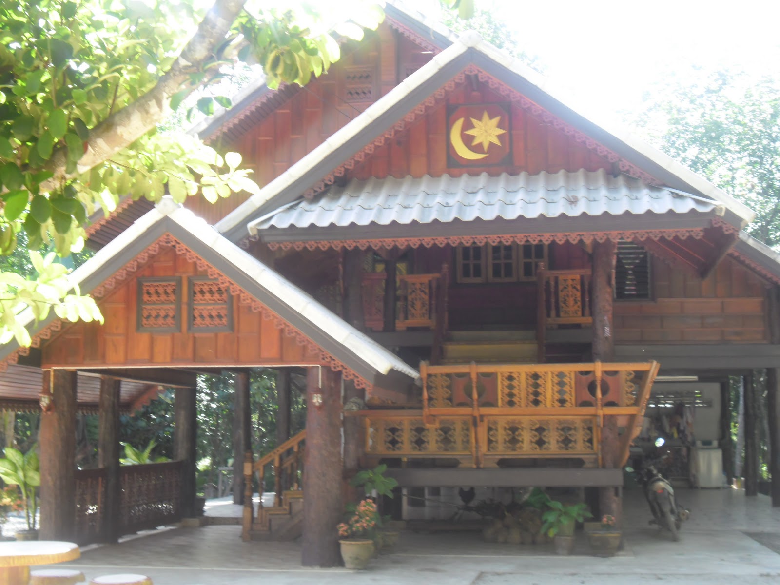 Traditional house and wood craft Industry at manang satun thailand