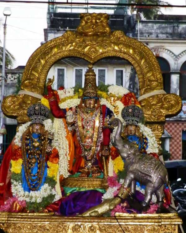 Kairavini karaiyinile - திரு அல்லிக்கேணி குளக்கரையோரம்: Sri Varadhar ...