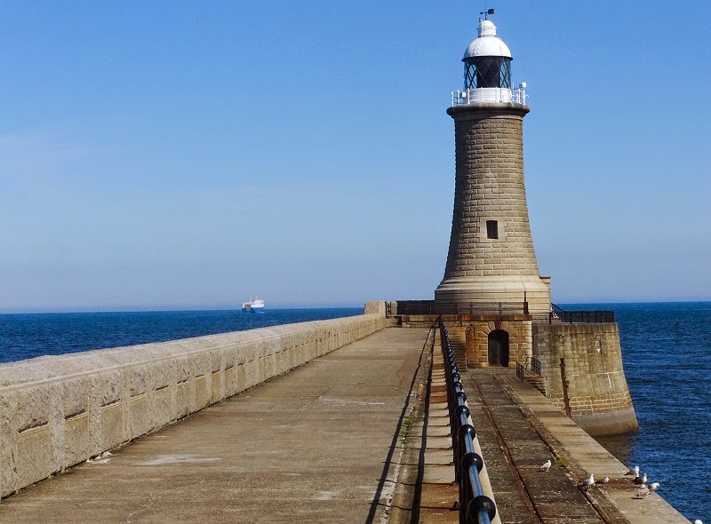 Photographs Of Newcastle: Tynemouth - North Tyne Pier and Lighthouse