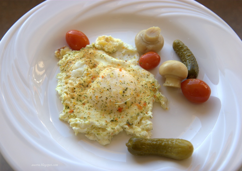 Tarp vėjo gūsių: KIAUŠINIENĖ SU GRIETINE