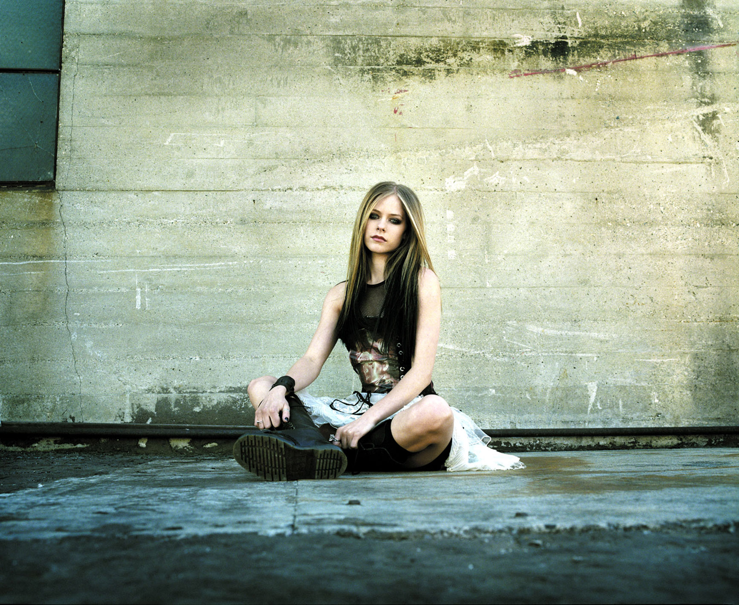 Female Singers: Avril Lavigne pictures gallery (27)