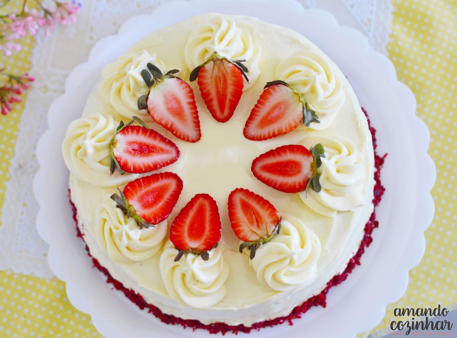 Bolo red velvet com morangos - Amando Cozinhar