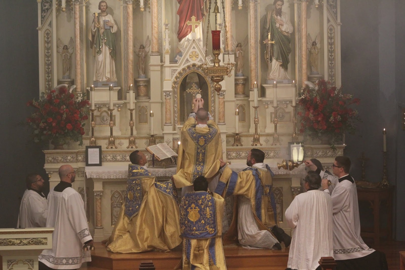 New Liturgical Movement: Photos of a New Priest’s First Mass
