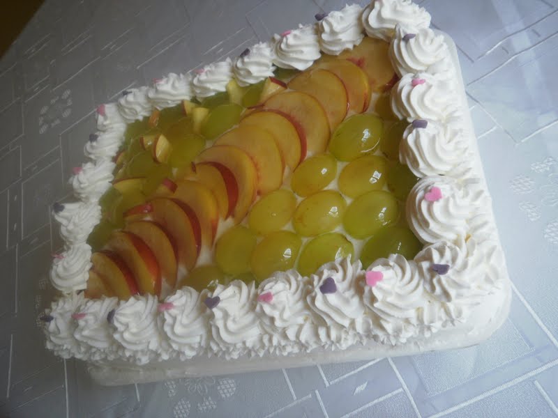 Myra's kitchen: Tort de frisca cu fructe