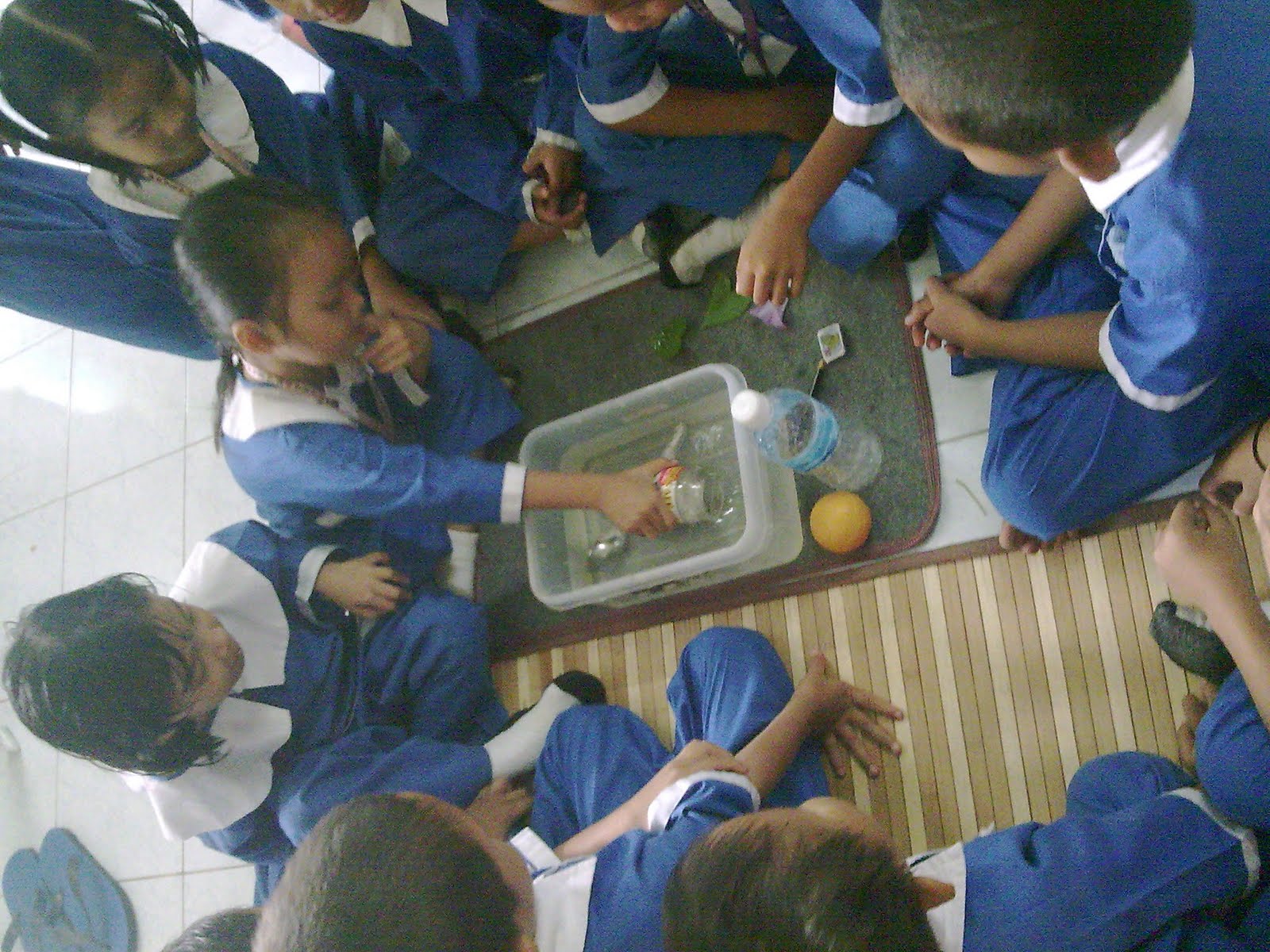 Prasekolah S.K. gas: tema air- eksperimen tenggelam timbul