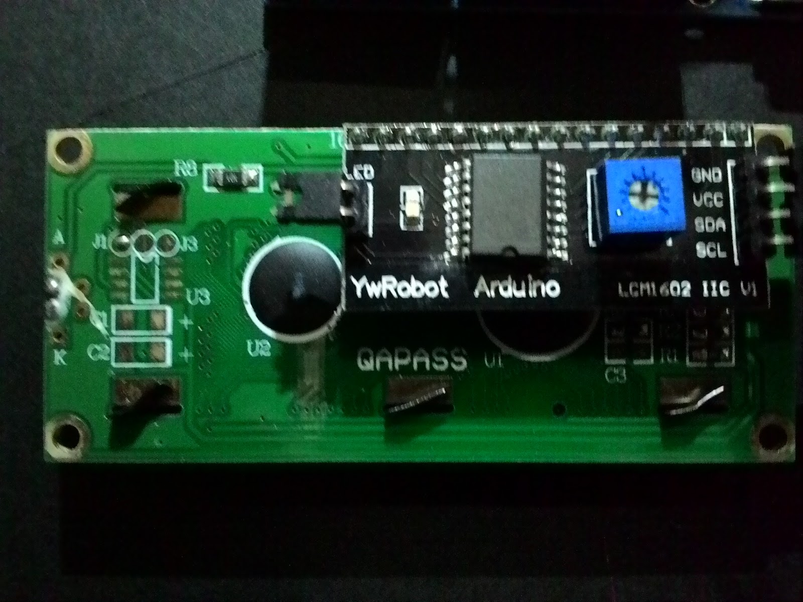 Arduino UNO and LCD I2C display : Wires connection and basic code