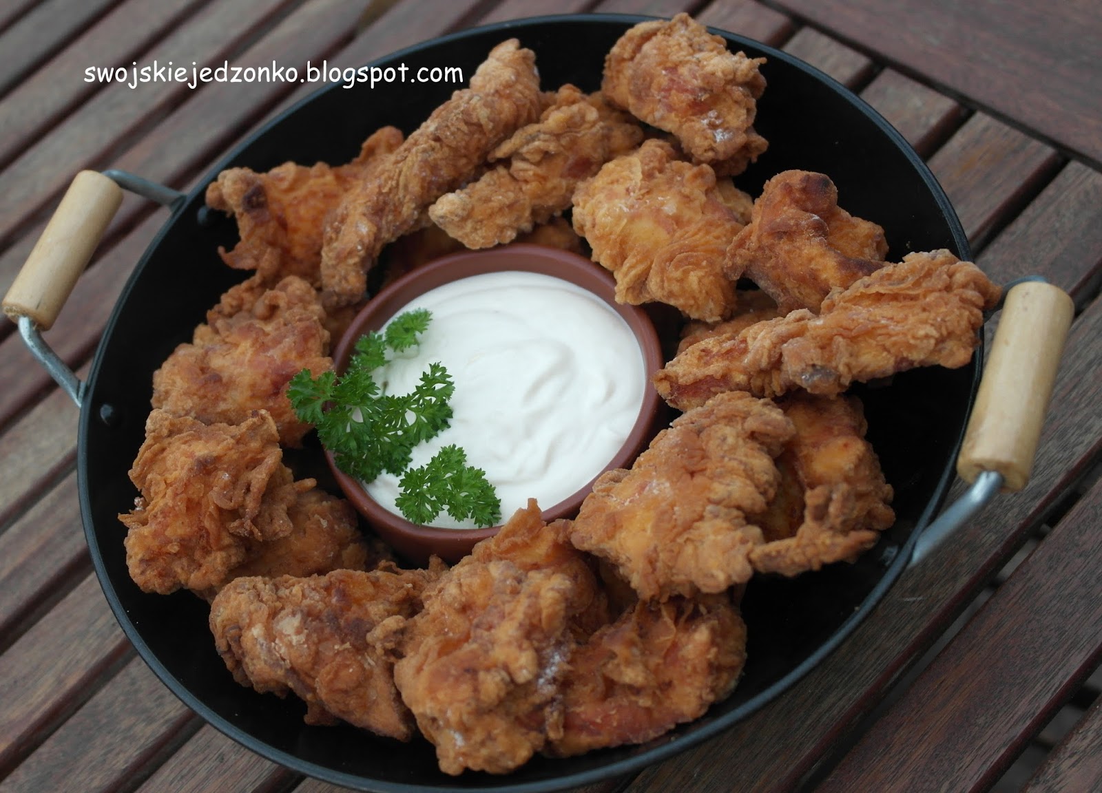 Chrupiące nuggetsy z sosem czosnkowym - Swojskie jedzonko