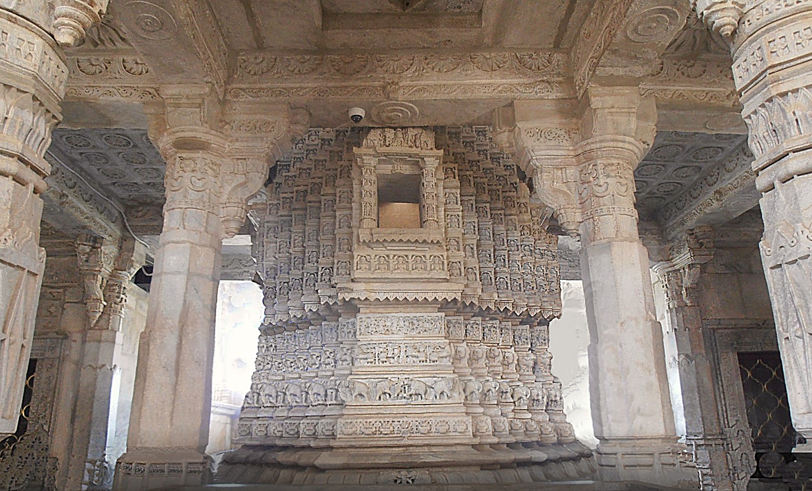Arte: Chaumukha Mandir, templo Jainista de Ranakpur, India