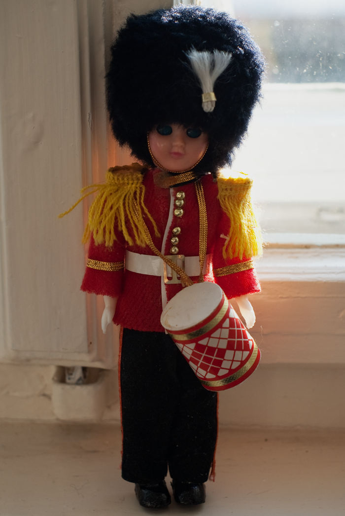 FUJI ANTIQUES: British Queens Guard Doll