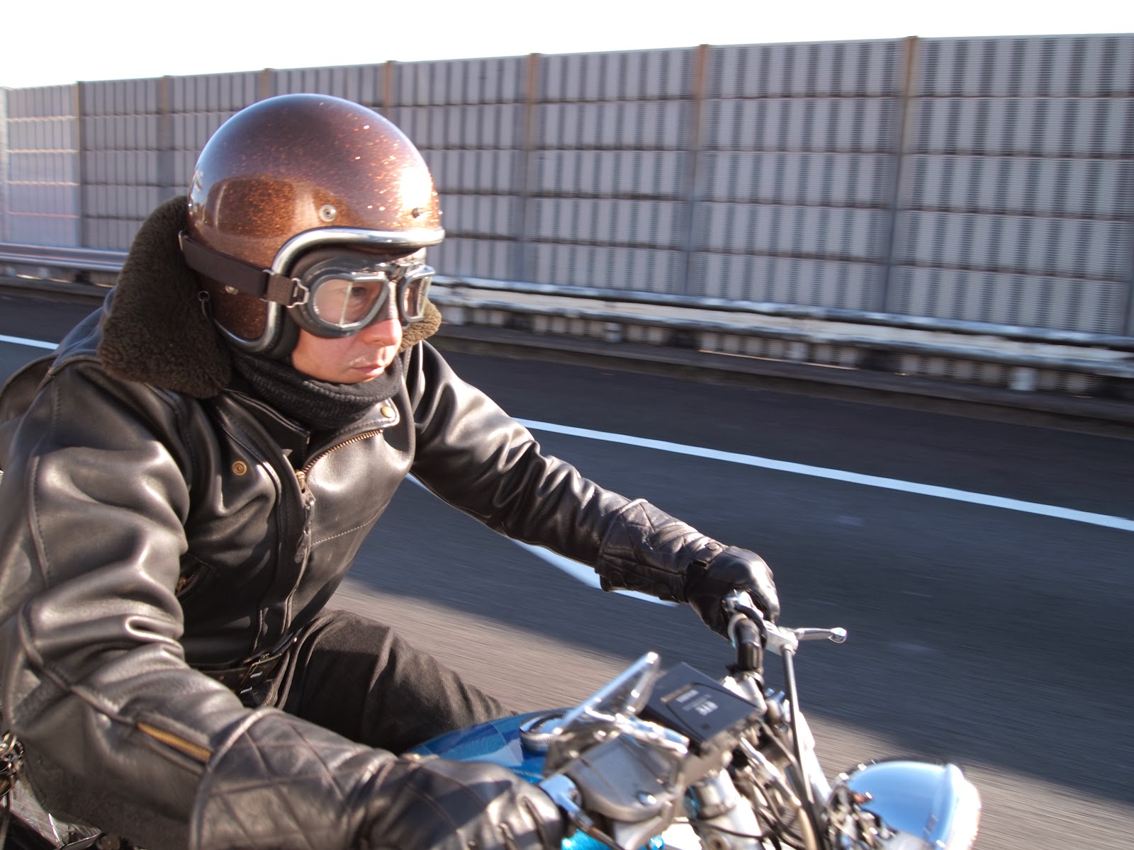 Deluxie: ：*：゜・☆@@coLd WEATHEr mOTorcYcLE rIdIng onE@@