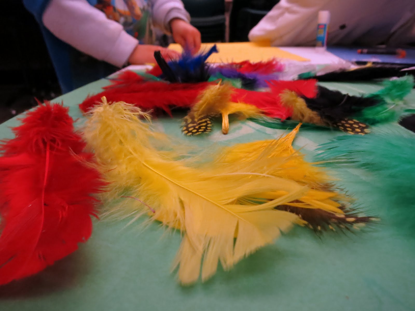 Toddler Art Class: Feather Collage : library makers