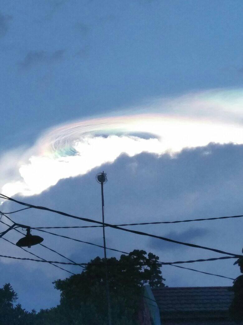 Awan Pelangi Api Muncul dilangit Majalengka ~ Singawada Online