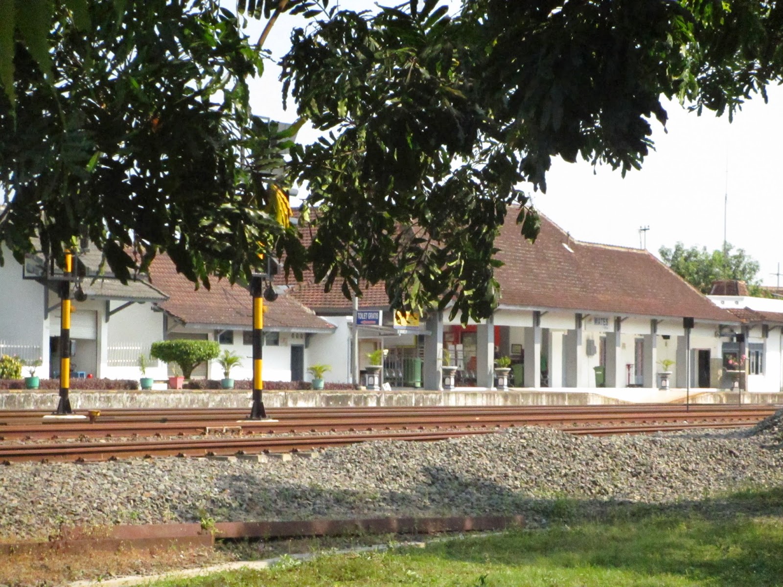 Kereta Api Indonesia: Jalan-jalan ke Stasiun Wates (Full Foto)