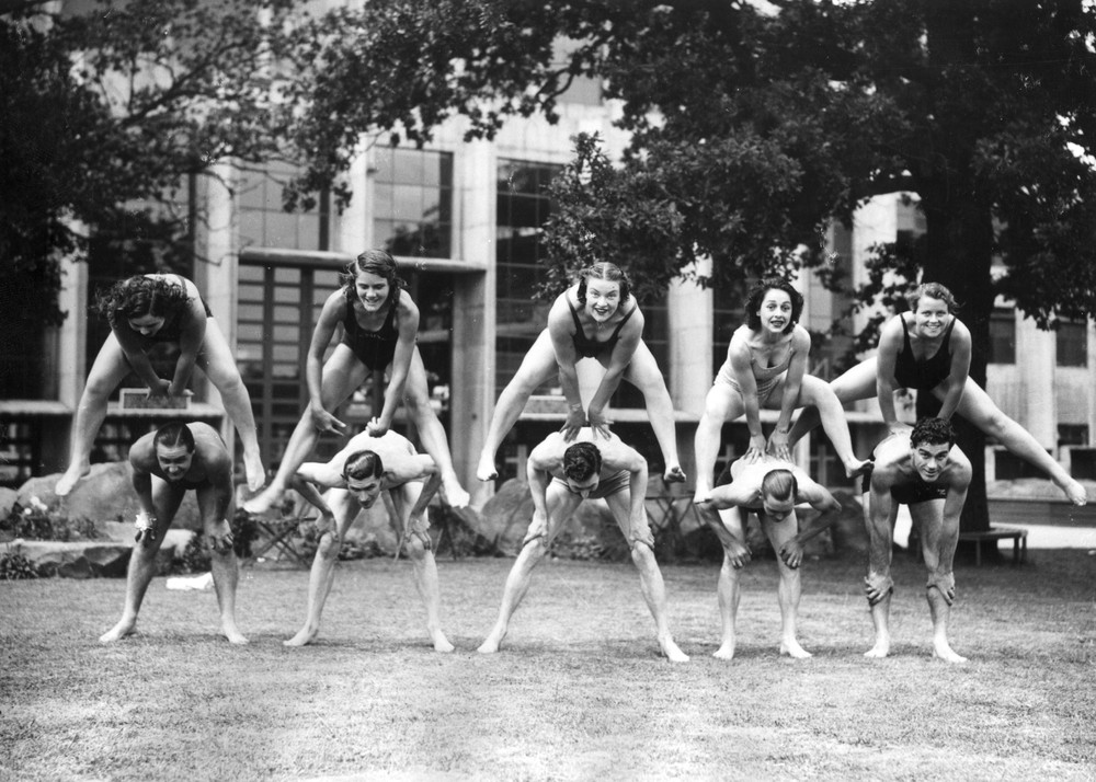 26 Funny Vintage Photographs of People Playing Leapfrog From Between ...