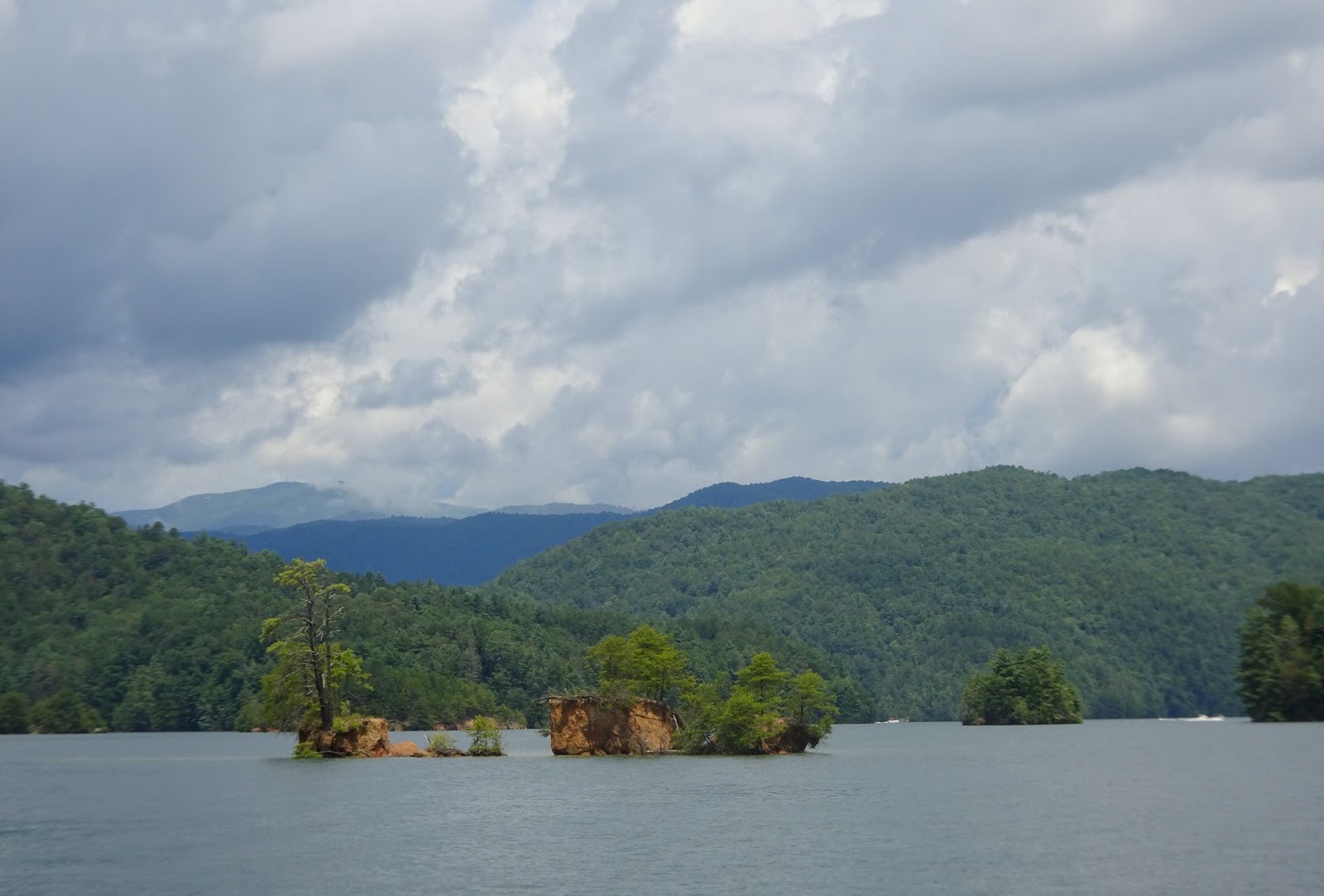 Femme Au Foyer Exploring Lake Jocassee