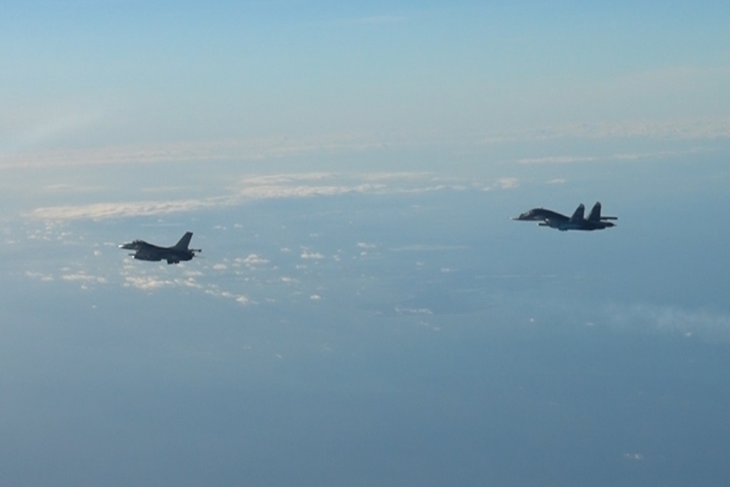 DANISH F-16 JETS INTERCEPT RUSSIAN SU-34 - Blog Before Flight ...