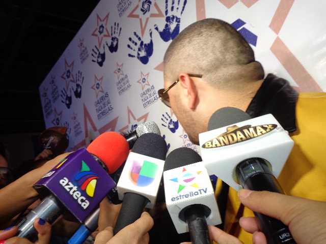 ZONA DE FAMOSOS: DULCE PARRA PRESENTE EN LA LLEGADA DE EL KOMANDER