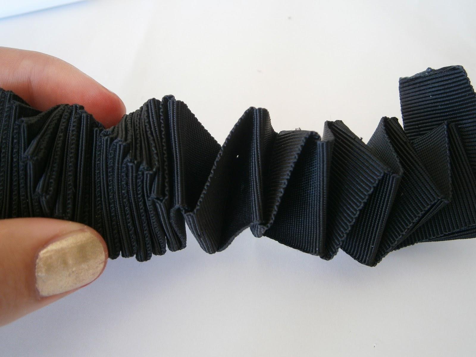 Mlle.Brico: DIY | Accordion Ribbon Necklace