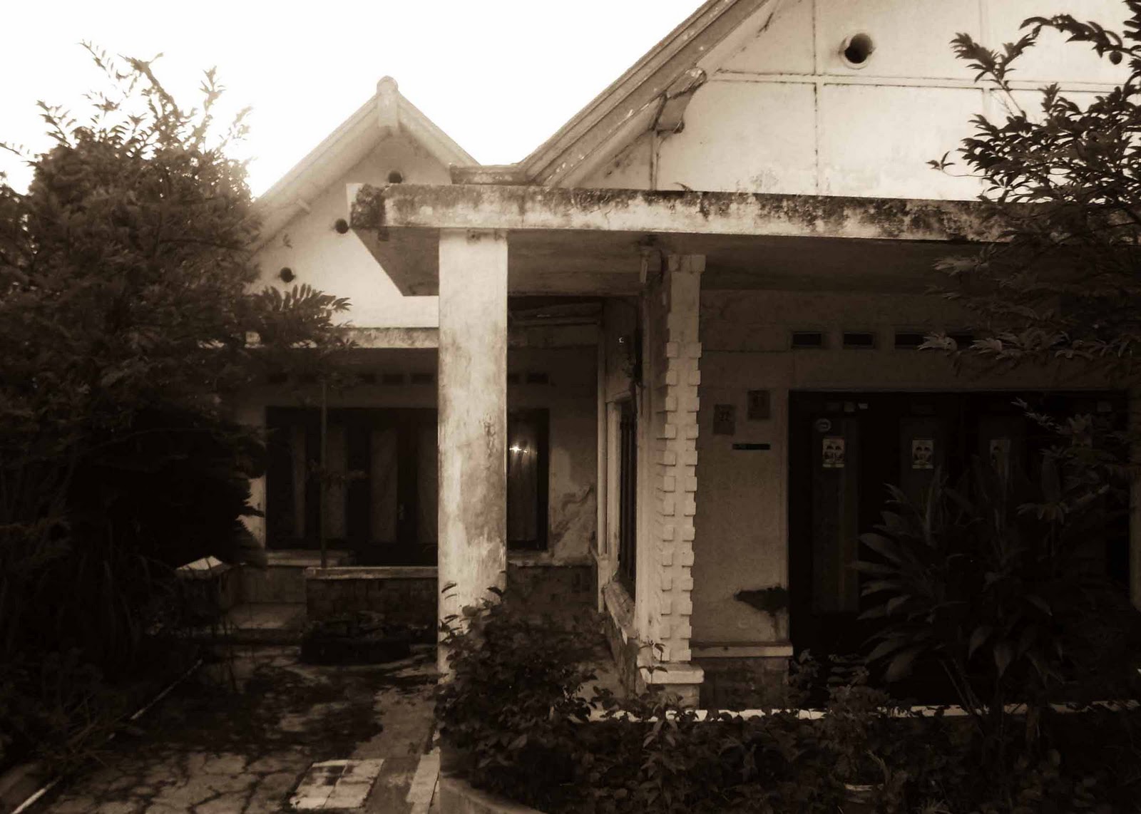 NO ALARM AND NO SUPRISES,..: Rumah Jln. Agus Mawi gaya Arsitektur Jengki