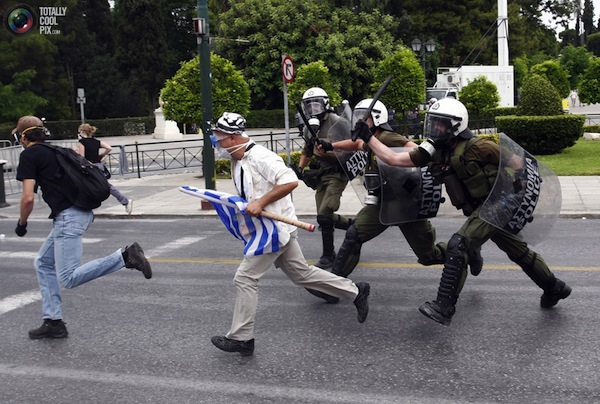 HeLLeNiCReVeNgE: ΟΙ ΦΑΣΙΣΤΕΣ ΚΡΑΤΟΥΝ ΕΛΛΗΝΙΚΕΣ ΣΗΜΑΙΕΣ ΓΙΑ ΤΗΝ ...