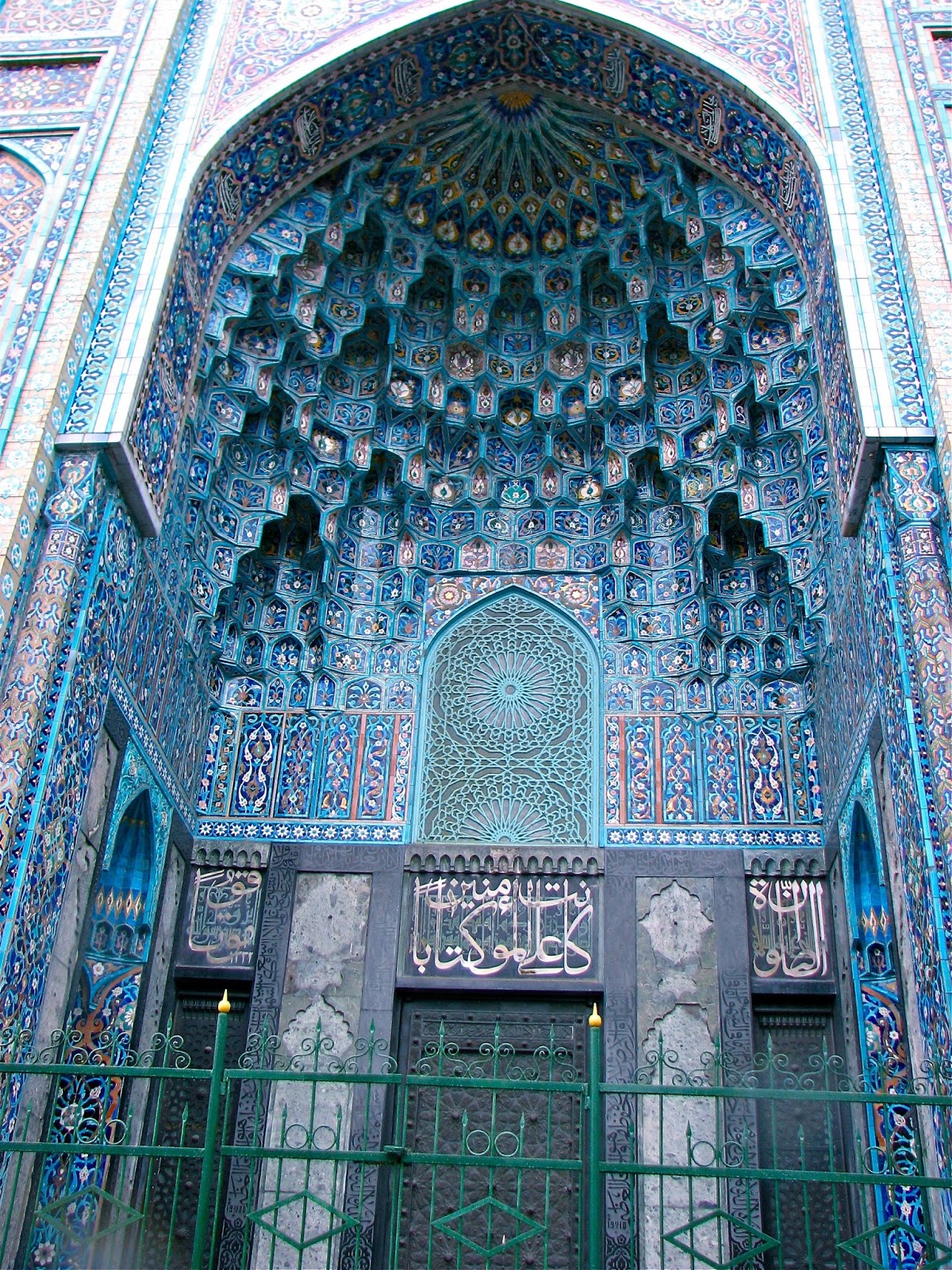 ISLAMIC ARCHITECTURE: Muqarnas