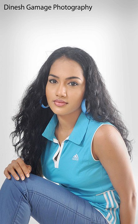 Srilankan Actress: Chathurika Peiris in Sexy Tight Blue Jeans