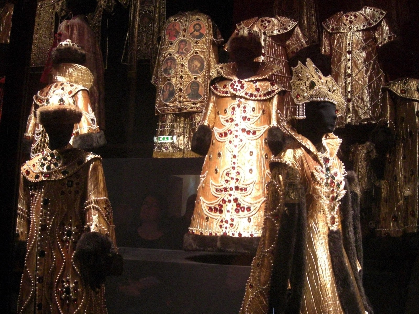 Daniel Ogier le décorateur: COSTUMER LE POUVOIR opéra et cinéma