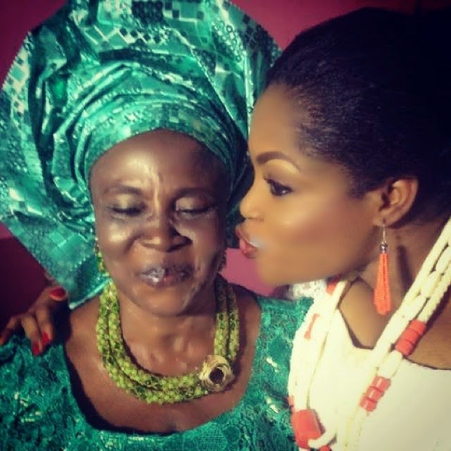 Entyna's world: Gospel Singer Sinachi Weds Traditionally in Style