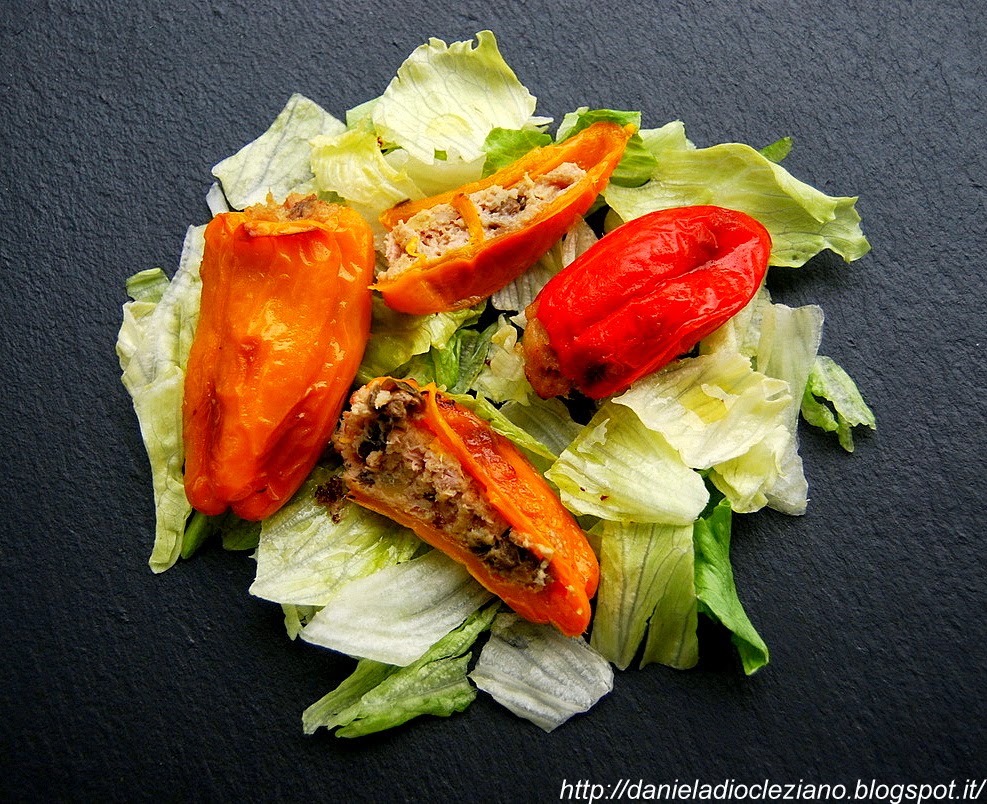 Peperoncini dolci ripieni di tonno e capperi con cuore di iceberg ...