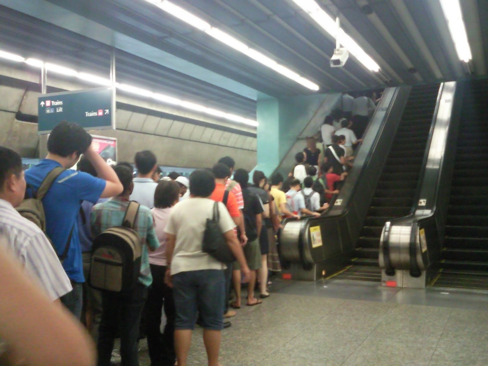A Day In SG: Clementi MRT Station Super Congested