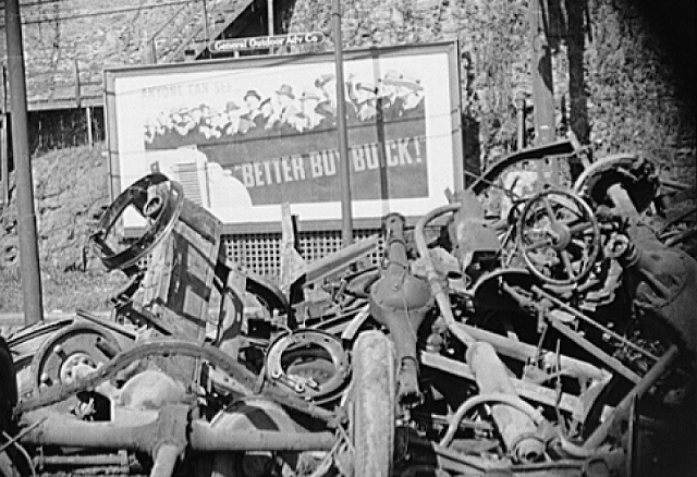 50 Vintage Photos of Classic Car Salvage Yards and Wrecks From Between ...