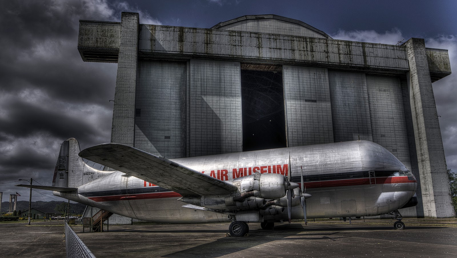 Thom Zehrfeld Photography : Tillamook Air Museum Last Fly Over