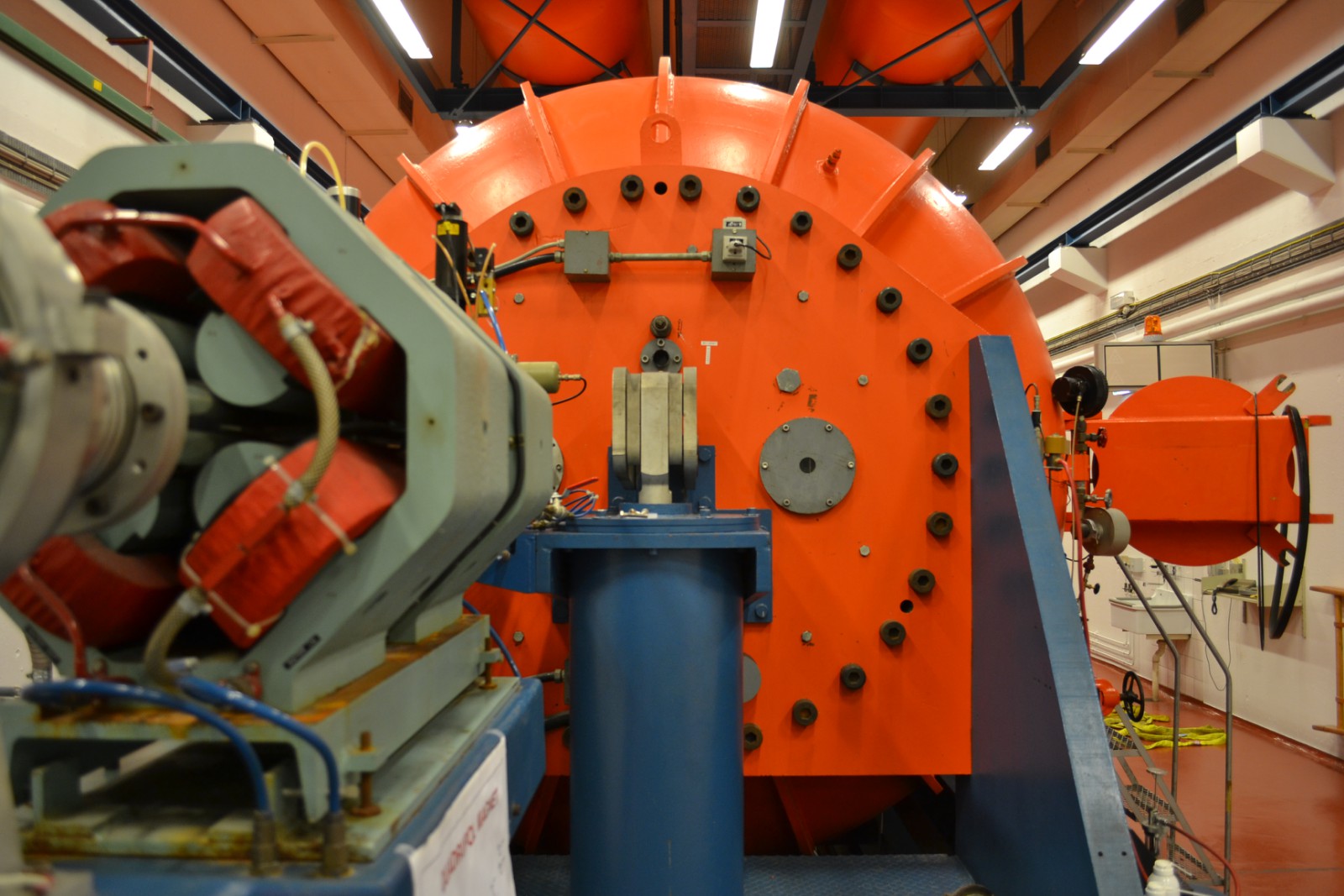 Опасная зона: A Tour of the Tandem EN Accelerator in Aarhus