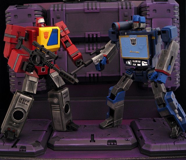 mundo transformer: Custom Blaster vs. Soundwave.