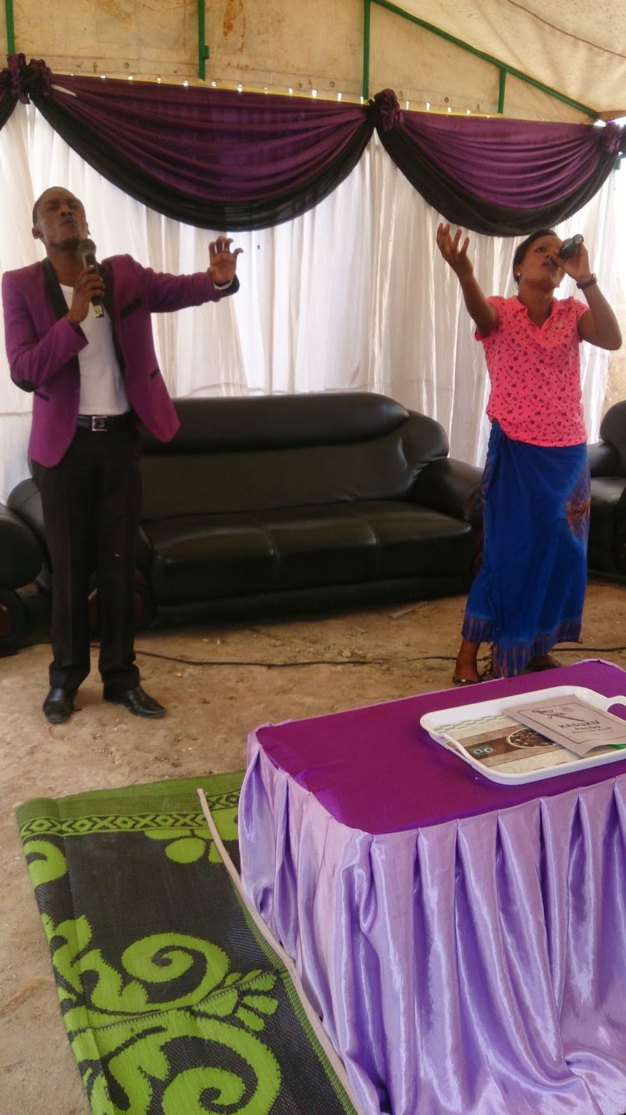 WAIMBAJI WAJITOKEZA KUMFARIJI BAHATI BUKUKU MSIBA WA BABA YAKE