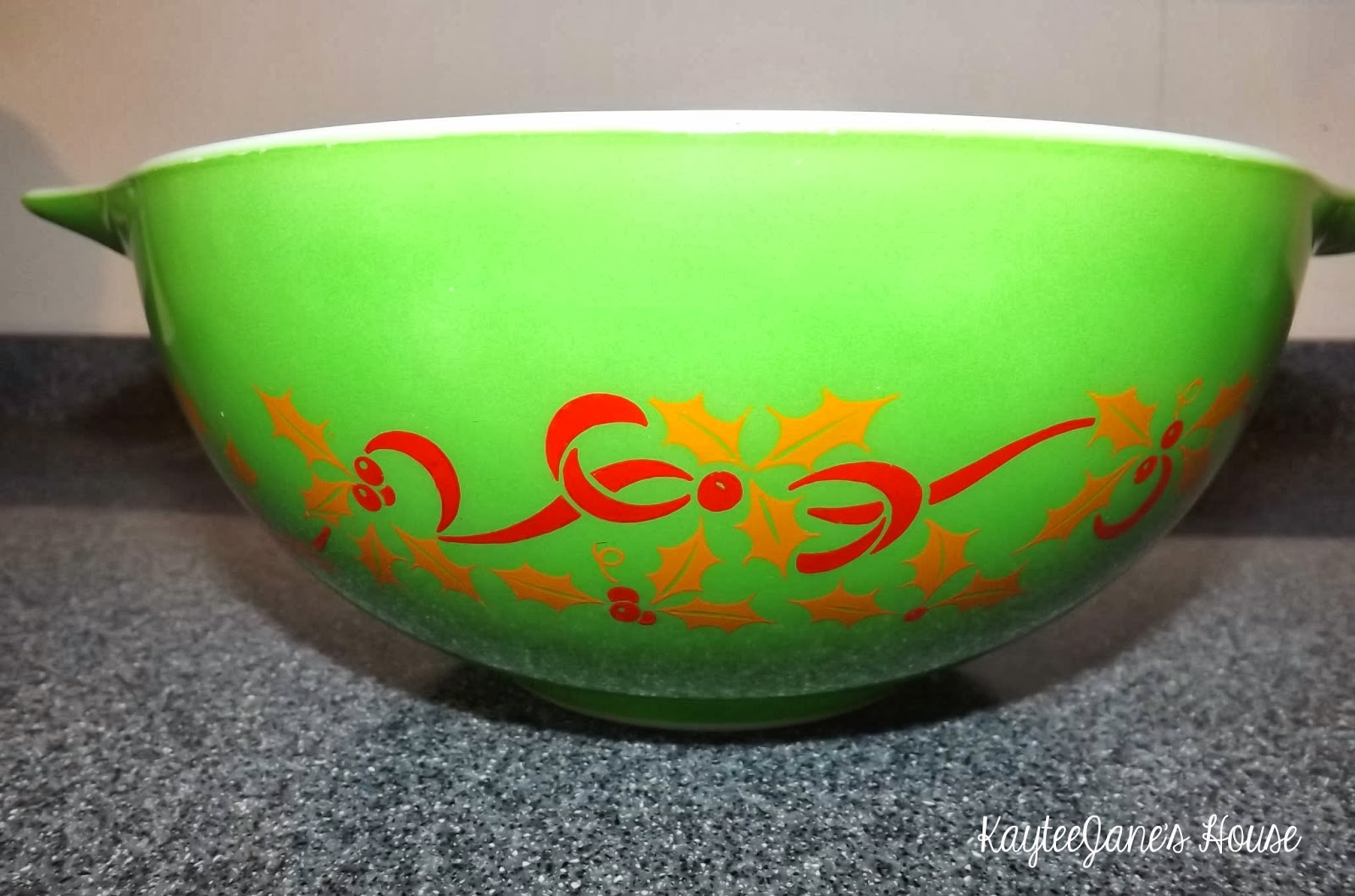 KayteeJanes House: Pyrex Christmas Bowl