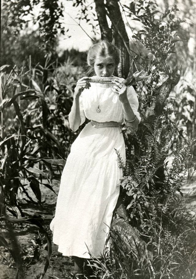 37 Lovely Photos That Show Farm Ladies Over 100 Years Ago ~ Vintage ...