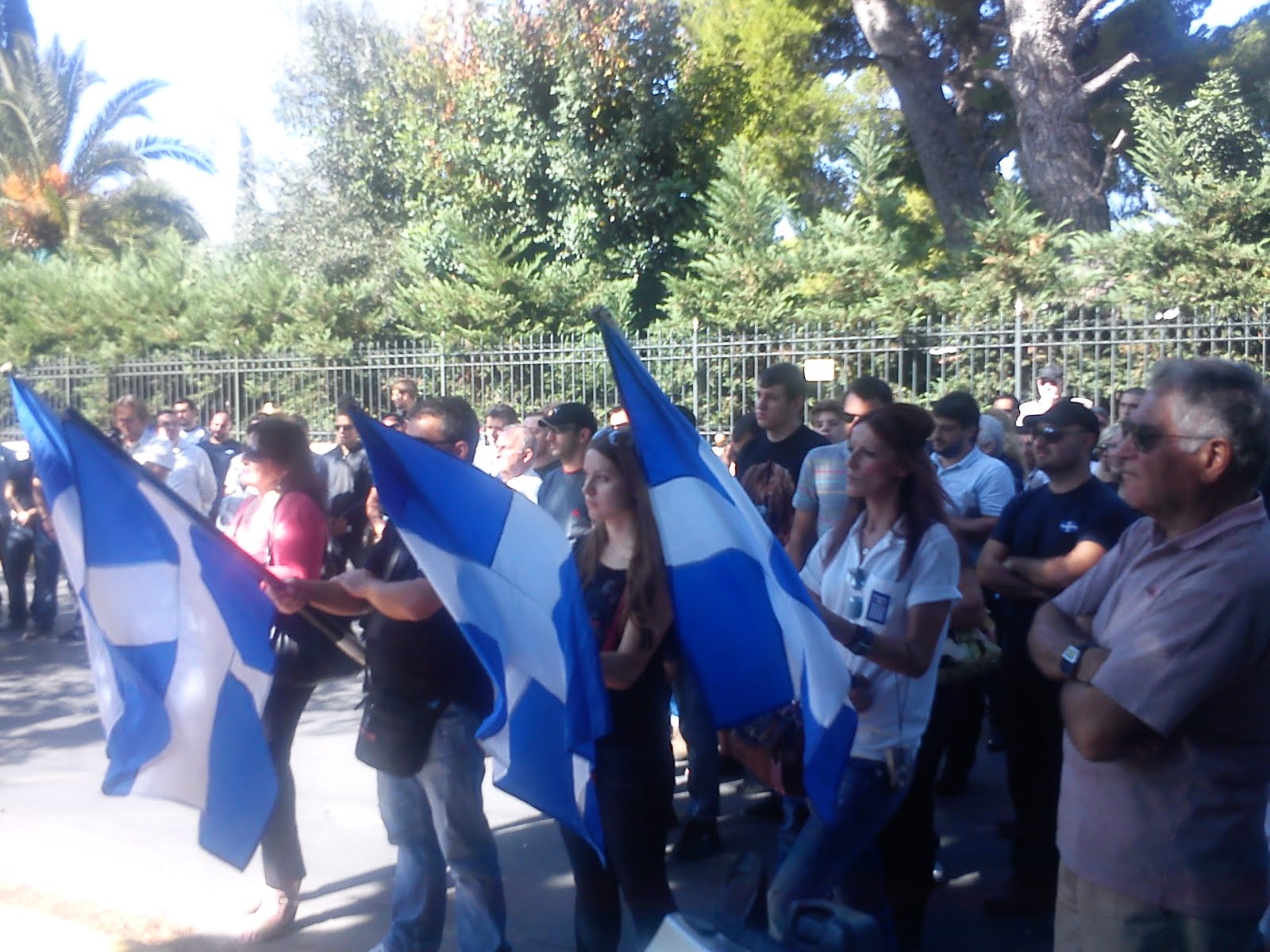 ΕΚΑΤΟΝΤΑΔΕΣ ΕΛΛΗΝΟΨΥΧΟΙ ΕΞΩ ΣΠΟ ΤΟ ΣΠΙΤΙ ΤΟΥ ΠΑΥΛΟΥ ΜΕΛΑ ...