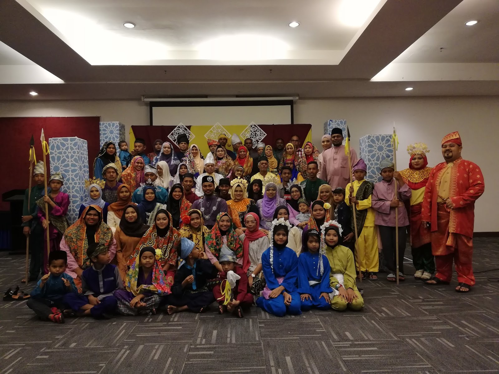 mrS NouRzEy: Family Day & Dinner tema melayu klasik 2018