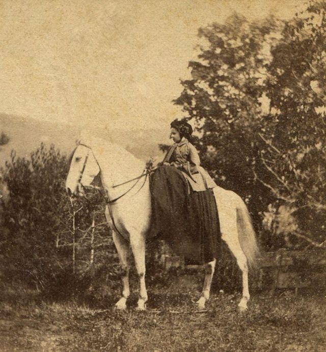 22 Amazing Vintage Photographs of Women Riding Side-Saddle From the ...