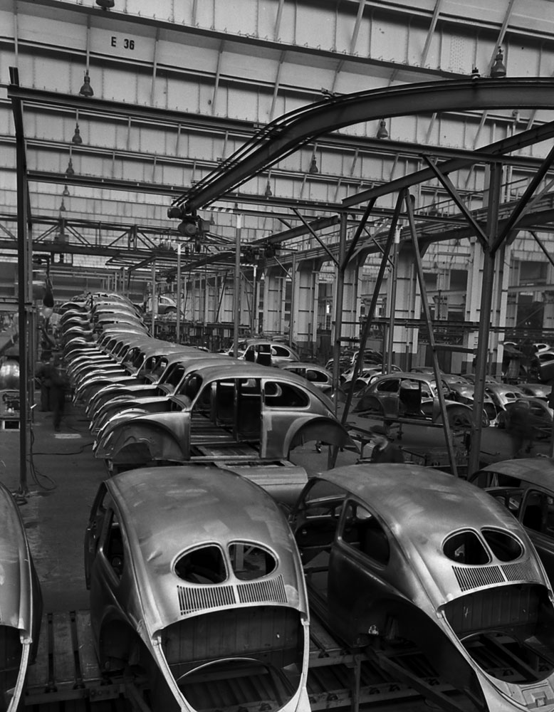 23 Amazing Black and White Photographs Captured Volkswagen's Main Plant ...