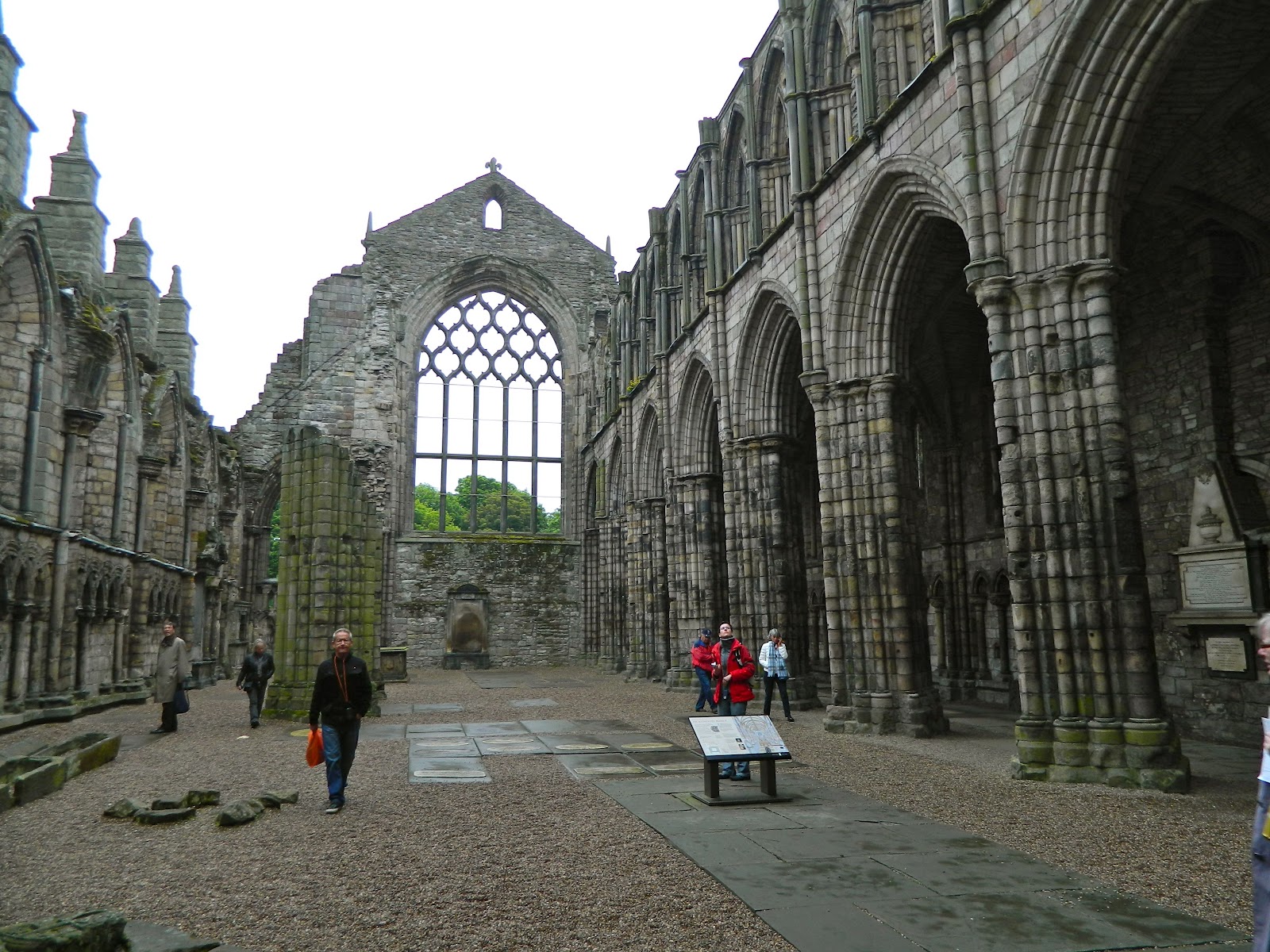 Mordu and Rachel in Providence: Holyrood Palace and Abbey