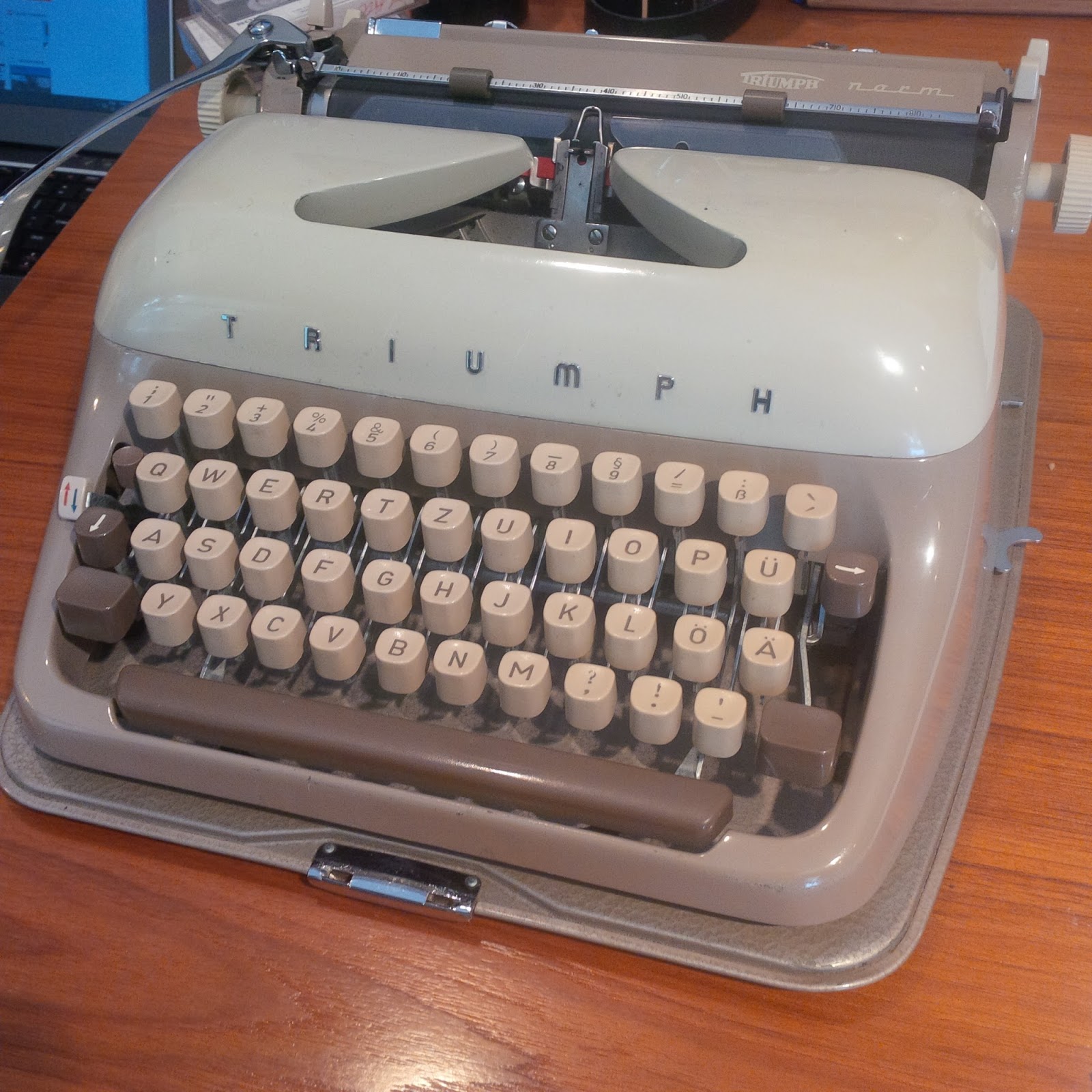 Just the Facts: No. 27 Typewriter of the Day - Triumph Norm (German ...