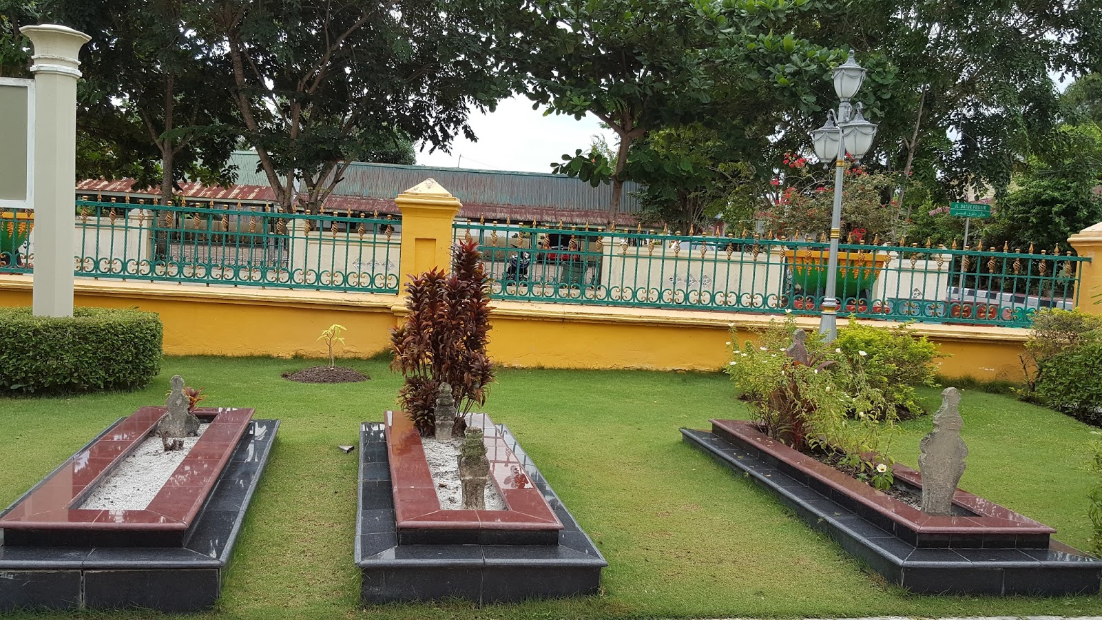 Meh Travel With Me!!: Masjid Raya Syahabuddin dan Makam Pahlawan ...