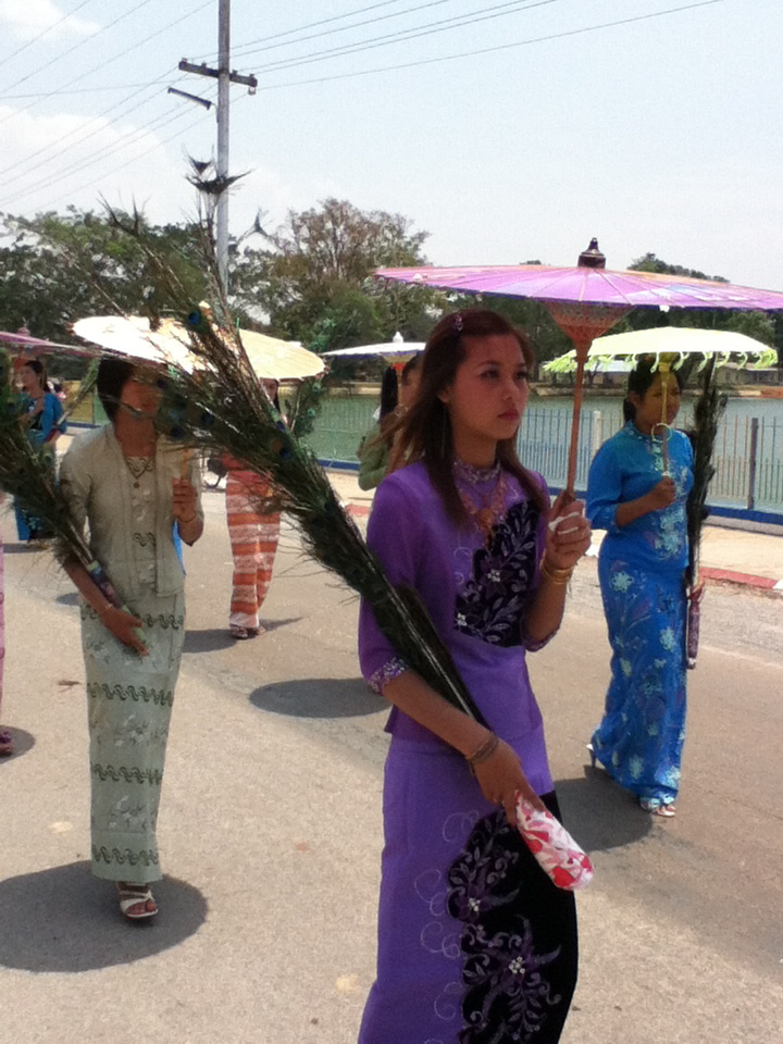 YANGON CALLING: How to make a longyi and an eingyi in Yangon