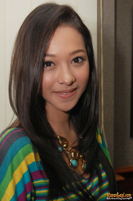 PROFIL DAN ALBUM POPPY BUNGA