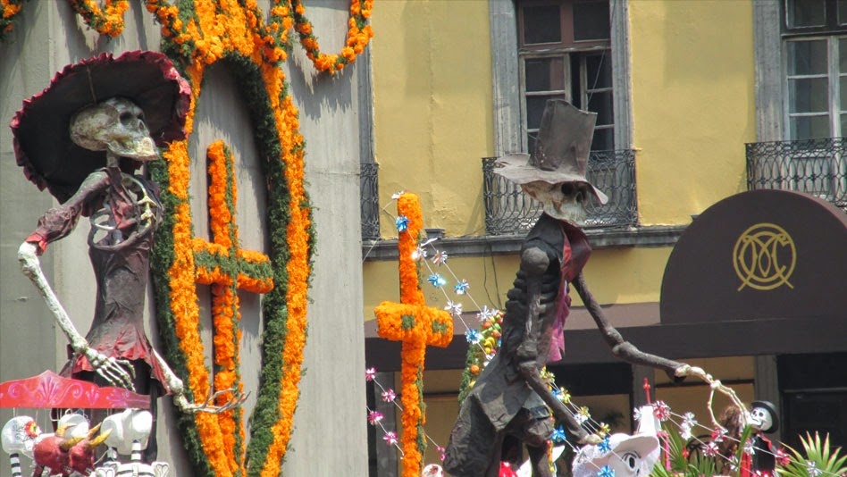 007 TRAVELERS: Daniel Craig on the balcony in Mexico City, Mexico ...
