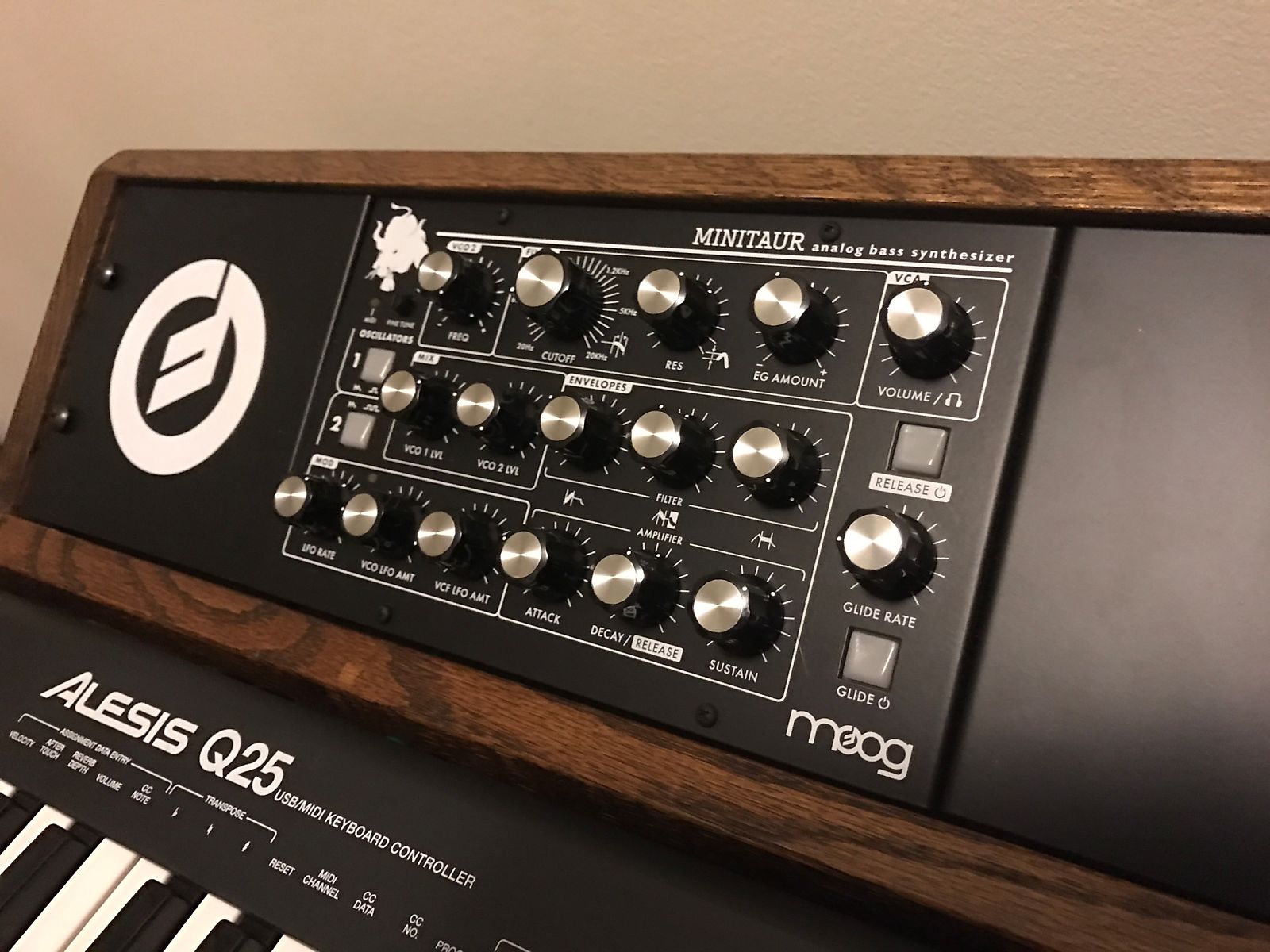 MATRIXSYNTH: Moog Minitaur - Custom Wood enclosure & Midi keyboard
