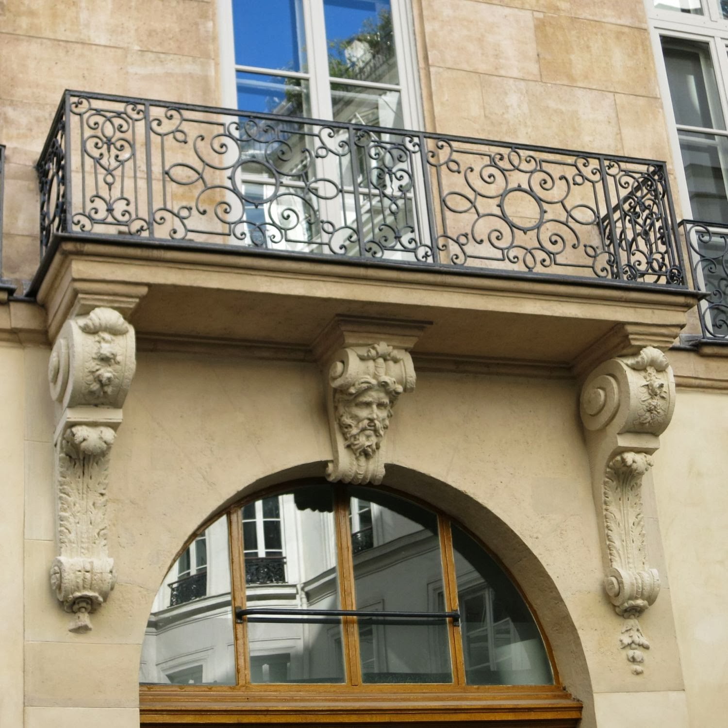 Combien ça porte ?: Balcons - Paris - Consoles en pierre