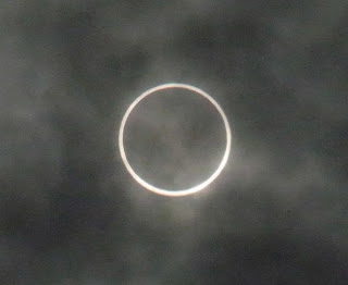 真理は美しい( Truth is Beautiful ): 月の重力レンズ効果？ Gravity distorted ray effect ...